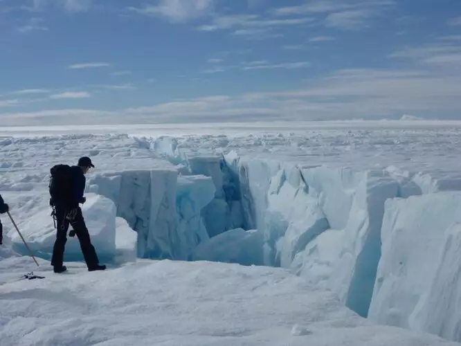 Drones a aidé à voir la disparition des lacs de la surface du bouclier de glace 1067_3