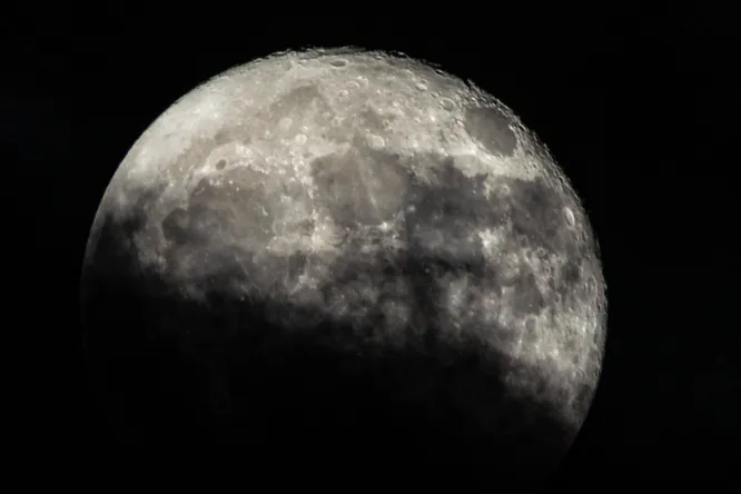 Verborgen für den Mond-Satellit in ein Teleskop