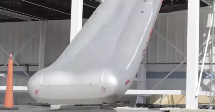 Shkalla e avionit inflatable ra nga qielli në oborr