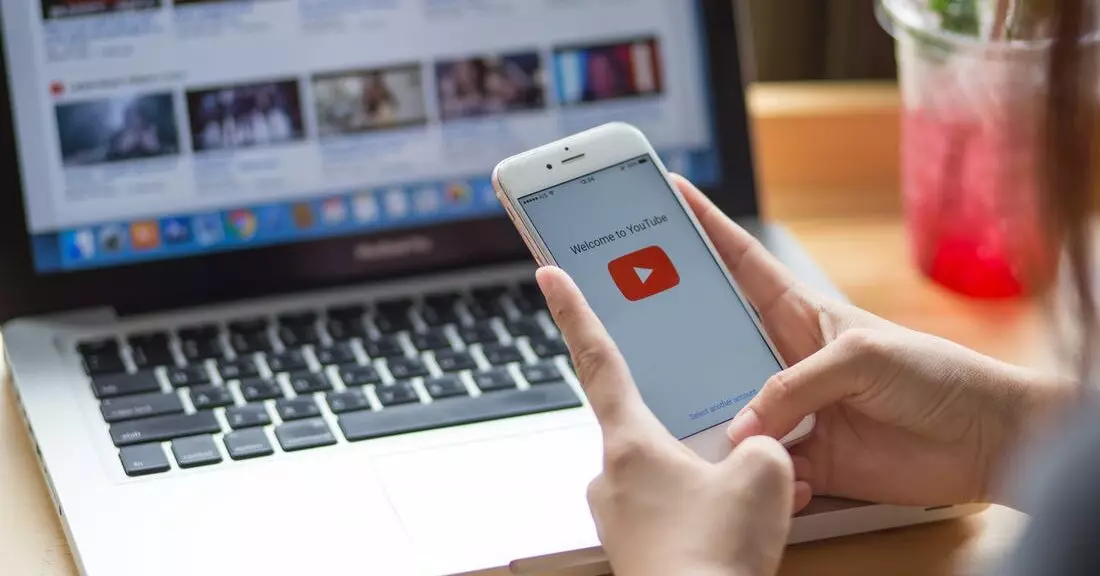 Bagaimana untuk memuat turun video dengan YouTube pada komputer dan telefon pintar