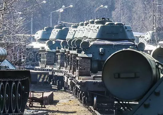 Moskova bölgesindeki zafer geçit töreninin arifesinde Alabino, St. Petersburg'da restorasyon ve restorasyon olan T-34 tankları ile Achelon'u kabul etti.