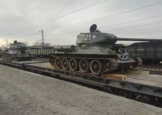 På tröskeln till segerns parad i Moskva-regionen Alabino antog Echelon med T-34 tankar, som var översyn och restaurering i St Petersburg