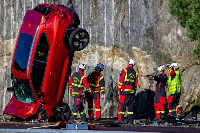 Auto's daalden van 30 meter om hun veiligheid te controleren. 143400_2