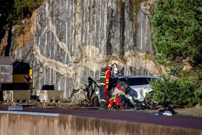 Auto's daalden van 30 meter om hun veiligheid te controleren. 143400_3