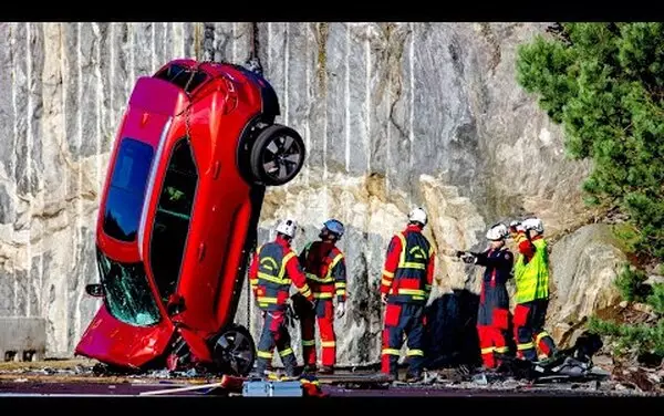 Auto's daalden van 30 meter om hun veiligheid te controleren. 143400_4