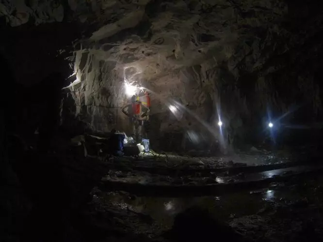 Wissenschaftler sammeln Proben in der südafrikanischen goldenen Mine Beatrice. Tiefe 1,3 km.