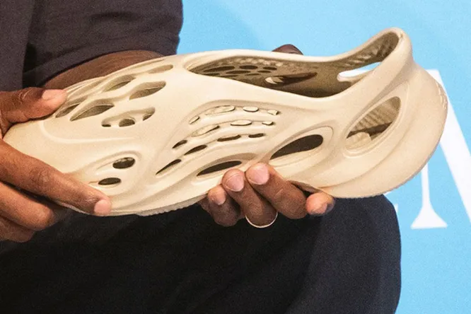 Kanye West het sneakers van alge aangebied