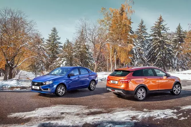 Sedan Lada Vesta Esklussiva f'kulur blu ġdid