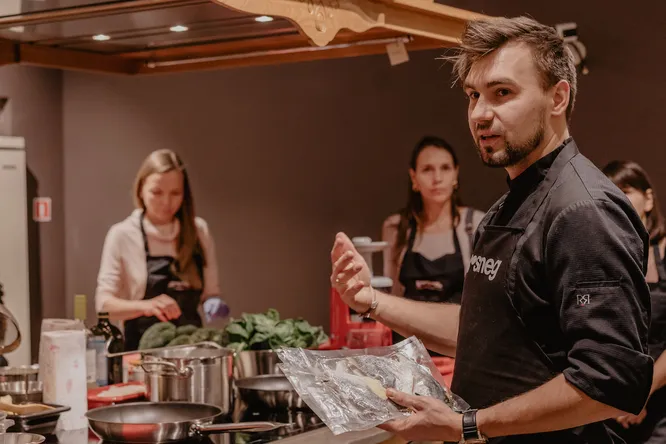 Si Smeg ay naghawak ng isang pre-bagong taon na gabi para sa media na may culinary master class