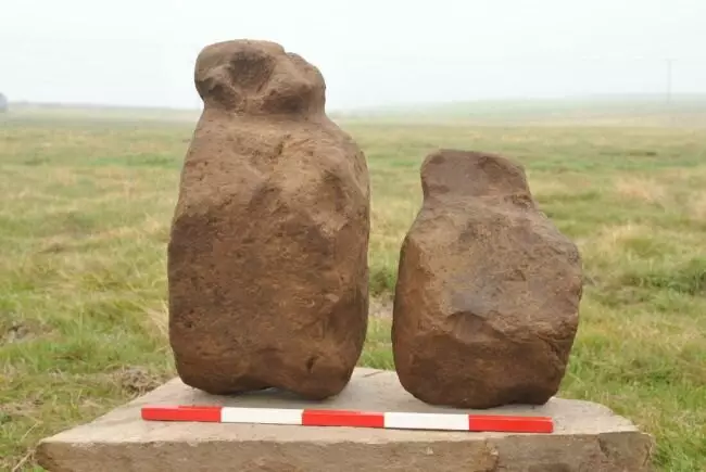 Geheimsinnige klippe van 4000 jaar oud, soortgelyk aan mense 1580_2