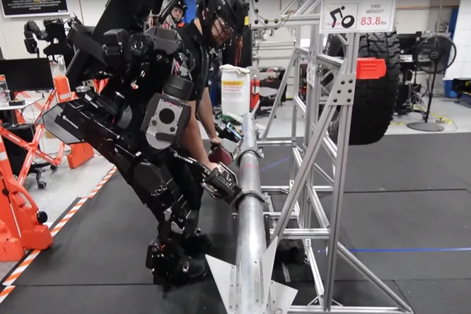 Ο Sarcos Robotics εισήγαγε ένα σειριακό Exoskeleton για το βαρύ φορτίο