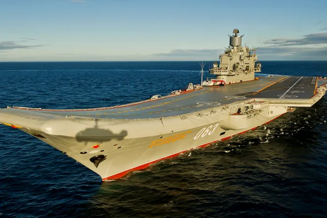 Kebakaran yang kuat bermula pada Admiral Kuznetsov