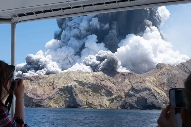 ニュージーランドの火山の巨大な噴火はビデオで削除されました