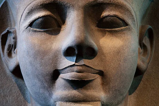 En Égypte a trouvé un portrait sculptural de Ramsès II