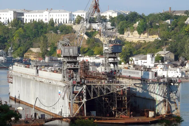 Dock flotante afundiuse en Sevastopol