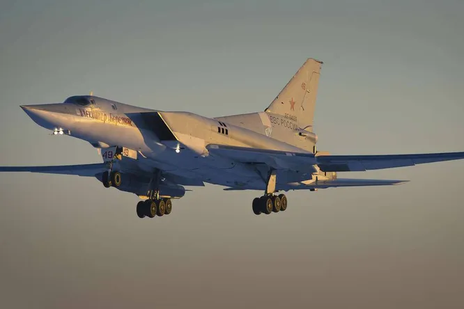 러시아 폭격기 TU-22m3 긴급 배꼽에 앉았다