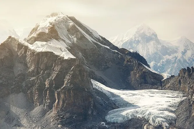 Pam ar ben Everest yn toddi iâ pan fydd oer ofnadwy