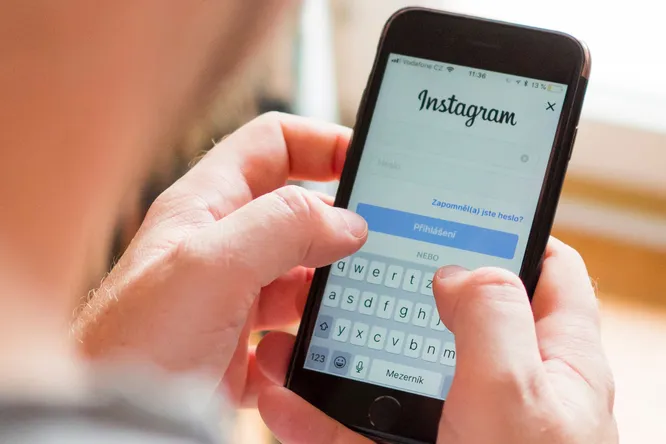 Instagram begon te warskôgjen oer beledigingen