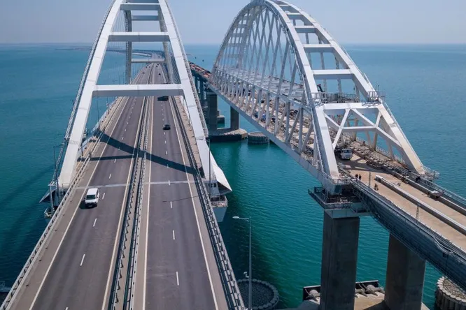 Menyelesaikan pembangunan bagian kereta api jembatan Krimea