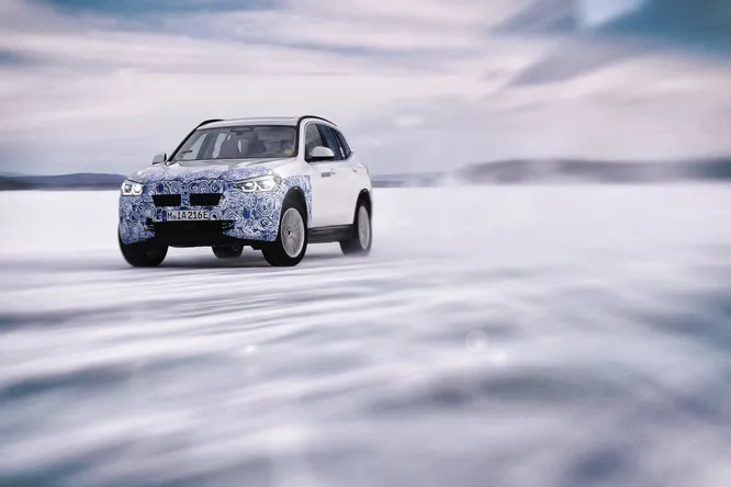 BMW арткы тәгәрмәч кроссоверны әзерли