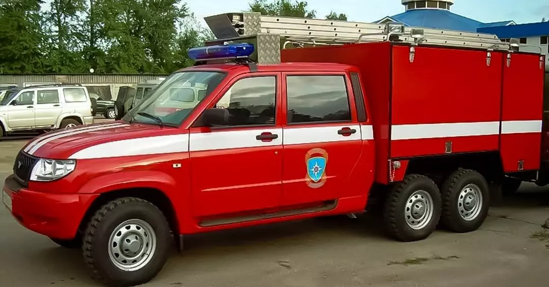 UAZ unikal altı təkərli yanğın pikapını xatırladı