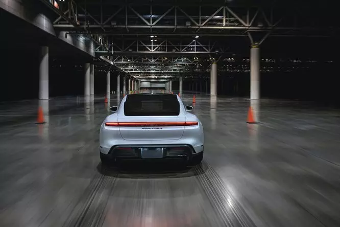 El cotxe elèctric Porsche va instal·lar el registre Guinness, desintegrant fins a 165,1 km / h. A l'habitació 230050_2