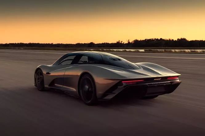 Ny hypercar 30 gånger sprids på test upp till 403 km / h 2307_4