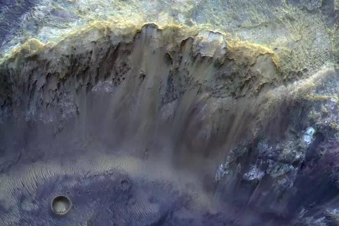 Sedimen dan pasir tanah liat dengan oksida besi. Roskosmos menunjukkan gambar kawah di Mars 233920_2