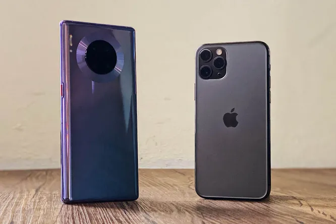 Pametni telefoni Apple in Huawei lahko ostanejo brez kamer