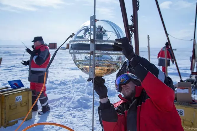 Þátttakendur í Baikal Experiment undirbúa sig fyrir immersion undir ís-þakinn Lake skynjari Cherenkov geislun