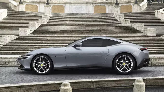 Ferrari presentó un nuevo coche deportivo. 249_5