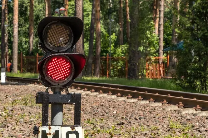 Kodėl ant geležinkelio šviesoforų yra raudonas signalas yra žemiau 256010_2