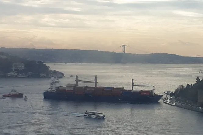 Sèk bato kago koupe nan Marina a bloke pa Bosphorus: Videyo