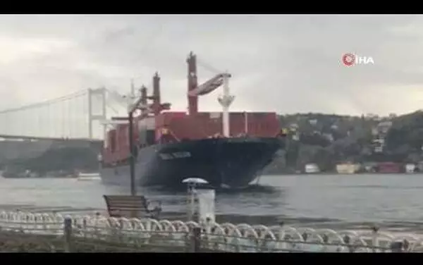 Droog vrachtschip gesneden in de jachthaven geblokkeerd door Bosphorus: video 2574_3