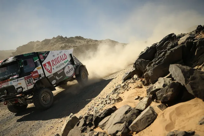 Dakar-en lehenengo aldiz, kamioi hibrido bat hasi zen