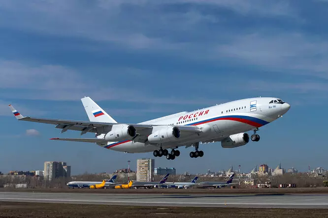 IL-96-300 đầu tiên mọc lên không trung 297333_2