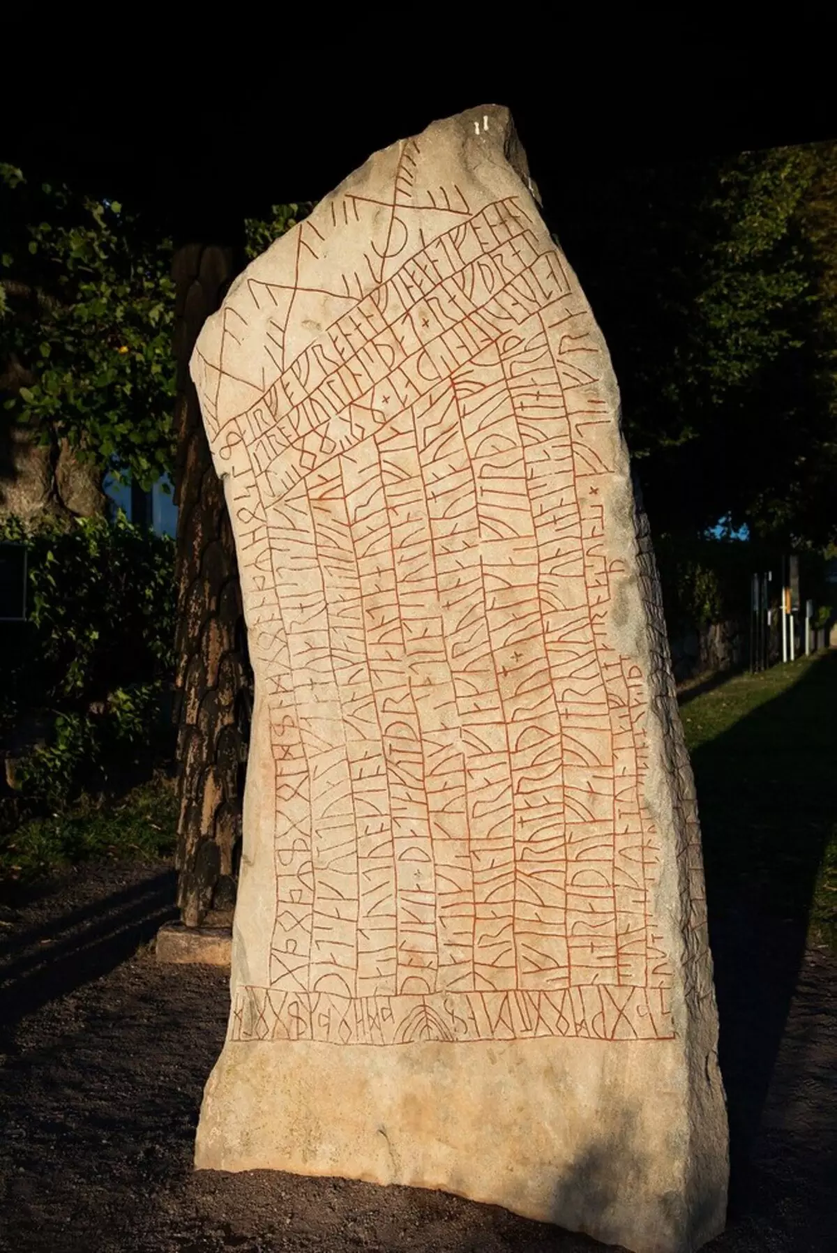 Ang karaang runic nga bato nahimo nga gipahinungod sa usa ka puti nga lami 3021_3