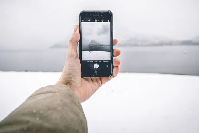 Cool in aghaidh an Gadget: Cén fáth a ndéantar fóin chliste a mhúchadh sa gheimhreadh