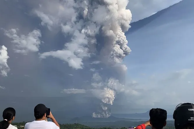 Talav Volcanic Eruption sur les filippines: catastrophe en direct