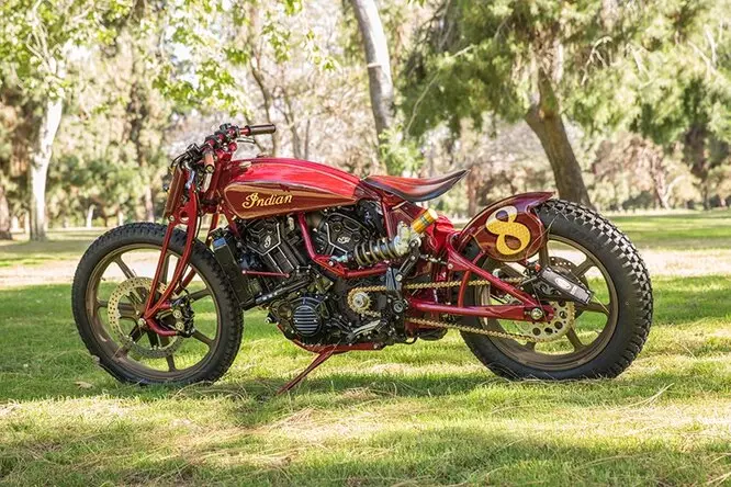 Roland Sands Design. Bedrijf van Long Beach (Californië), met aangepaste motorfietsen, reserveonderdelen, accessoires. Op de foto is het onvoorwaardelijke meesterwerk een aangepaste RSD-scout, gebouwd met behulp van elementen van echte Indiaan.