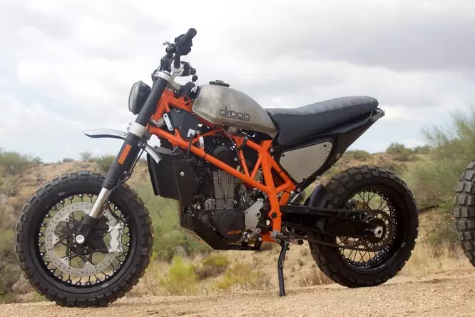 DROOG MOTO-concepten. Nog een jongens uit Engeland, maar deze zijn niet overwoekerd met vintage motorfietsen, maar volledig moderne modellen die hier en nu zijn gekocht. Dat wil zeggen, in wezen, het is afstemming. Hier is een KTM 690 hertog scramblers van Droog, schoonheid en kracht!