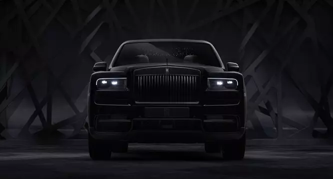 Huy hiệu đen Rolls-Royce Cullinan: Đen Triumph 310571_3