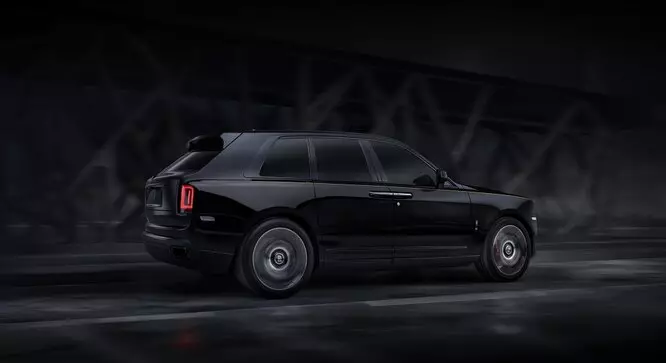 Huy hiệu đen Rolls-Royce Cullinan: Đen Triumph 310571_5