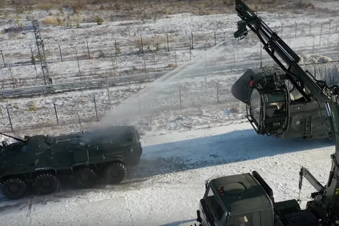 Las tropas RHBS por primera vez usaban una nueva máquina para procesar vehículos blindados.