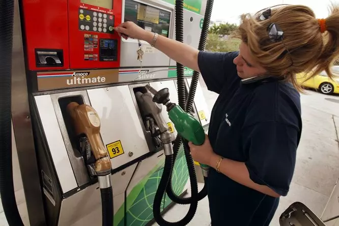 Se durante a combustible do coche con gasolina para falar nun teléfono móbil, pode ocorrer unha explosión. Isto non é nada. A radiación do teléfono móbil de traballo non pode levar a unha explosión, aínda que estea rodeada pola gasolina en concentracións suficientes para a ignición.