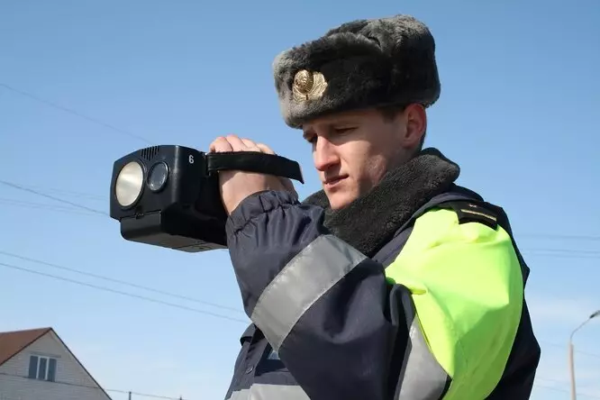 Podes enganar ao radar policial, anexando un CD para o parabrisas. Por suposto, isto non é máis que un mito divertido e hoxe coches con CDS baixo o parabrisas ou no espello retrovisor case non se atopará, polo menos en Megalopolis. E anteriormente, moitos confiaron en que o arco da vella transfundido por todas as cores puido reflectir as ondas de radar e deixar un policía en desconcertante. E por algunha razón, independentemente de que a información se rexistre no CD.