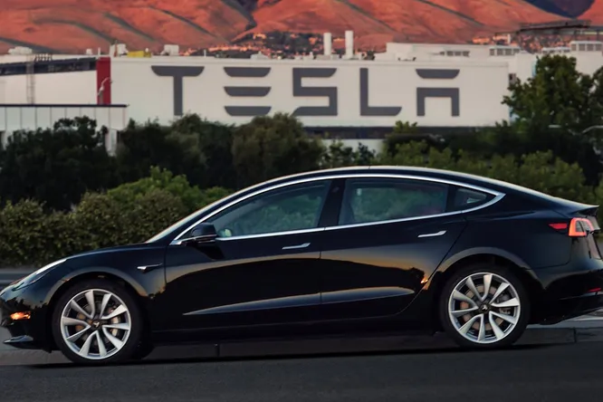 Tesla paga gli hacker per Hacking Model 3