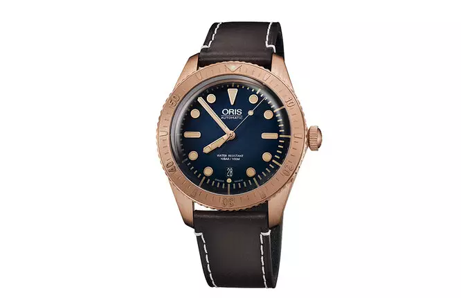 Oris Carl Brashear Limited Edition. La horloĝo estis publikigita en memoro pri Carle Brushire, la unua submarŝipo-afro-amerikano en la usona mararmeo, viro de grandega kuraĝo, kiu daŭrigis la servon, malgraŭ la vundoj. Ĉi tiu estas la unua bronza modelo publikigita de Oris en la Plenda Kolekto. Bronzo, kun la tempo la kovro Patina, estis uzata en la 1950-aj jaroj en la produktado de plonĝado-kaskoj. En la dezajno de la horloĝo, ĉiuj signoj de la origina oris-plonĝistoj sixtime estas savitaj, tamen la grandeco de la kazo estas pliigita al 42 mm.