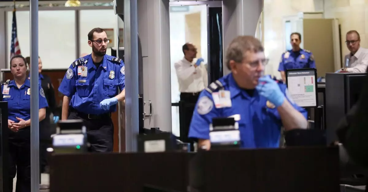 Che tipo di comportamento all'aeroporto è considerato sospetto