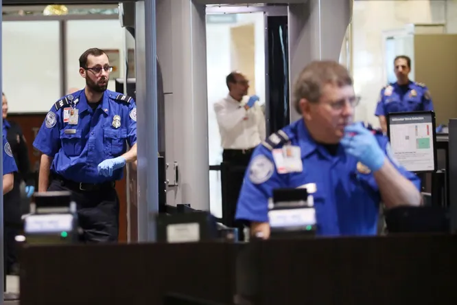 Che tipo di comportamento all'aeroporto è considerato sospetto